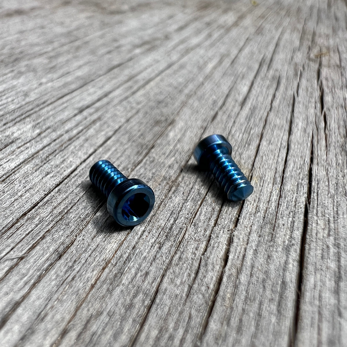 Ti2 Torch Clip Screw Set -- 2x Titanium (Blue Ano) – Ti2 Design